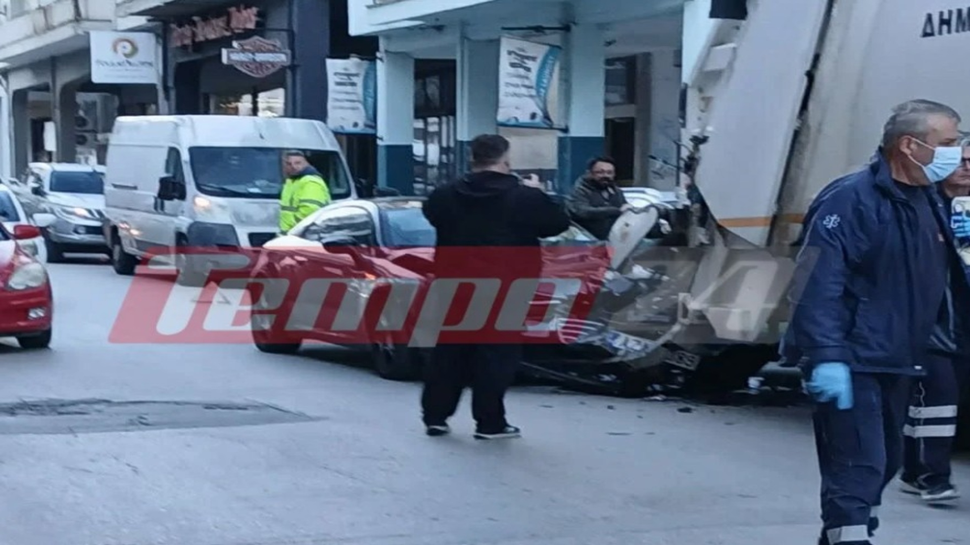 Πάτρα: IX προσέκρουσε σε απορριμματοφόρο – Στο νοσοκομείο υπάλληλος ...