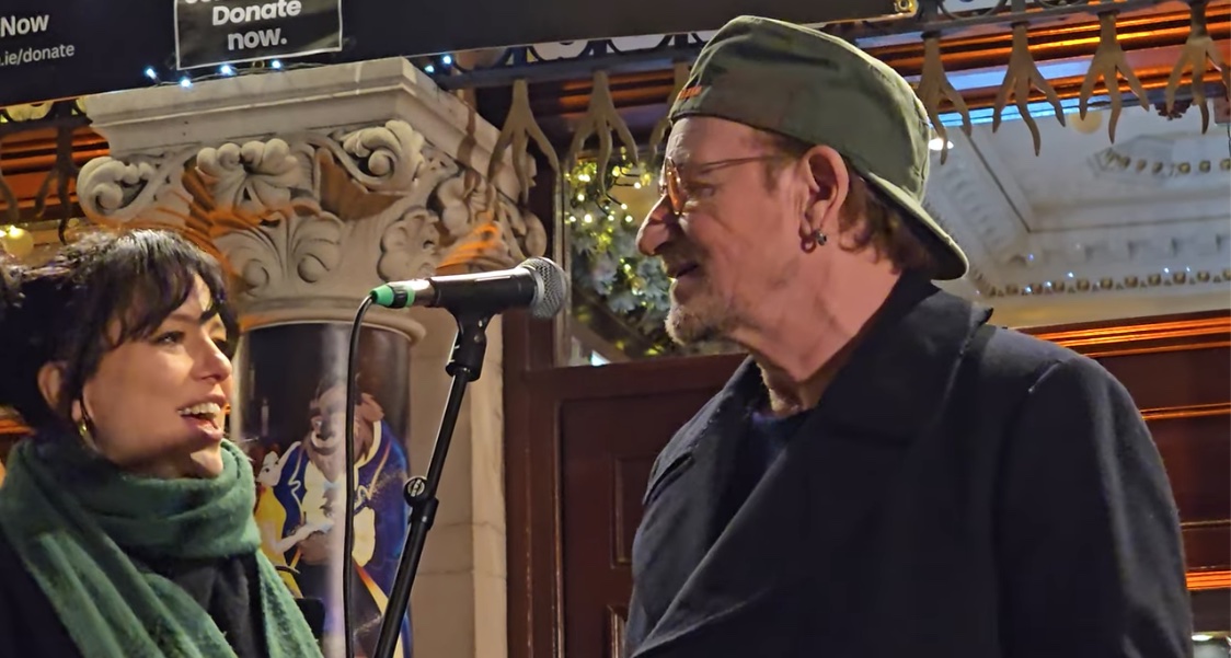 Bono a sorpresa al Christmas Eve Busk di Dublino: duetto con Imelda May ...