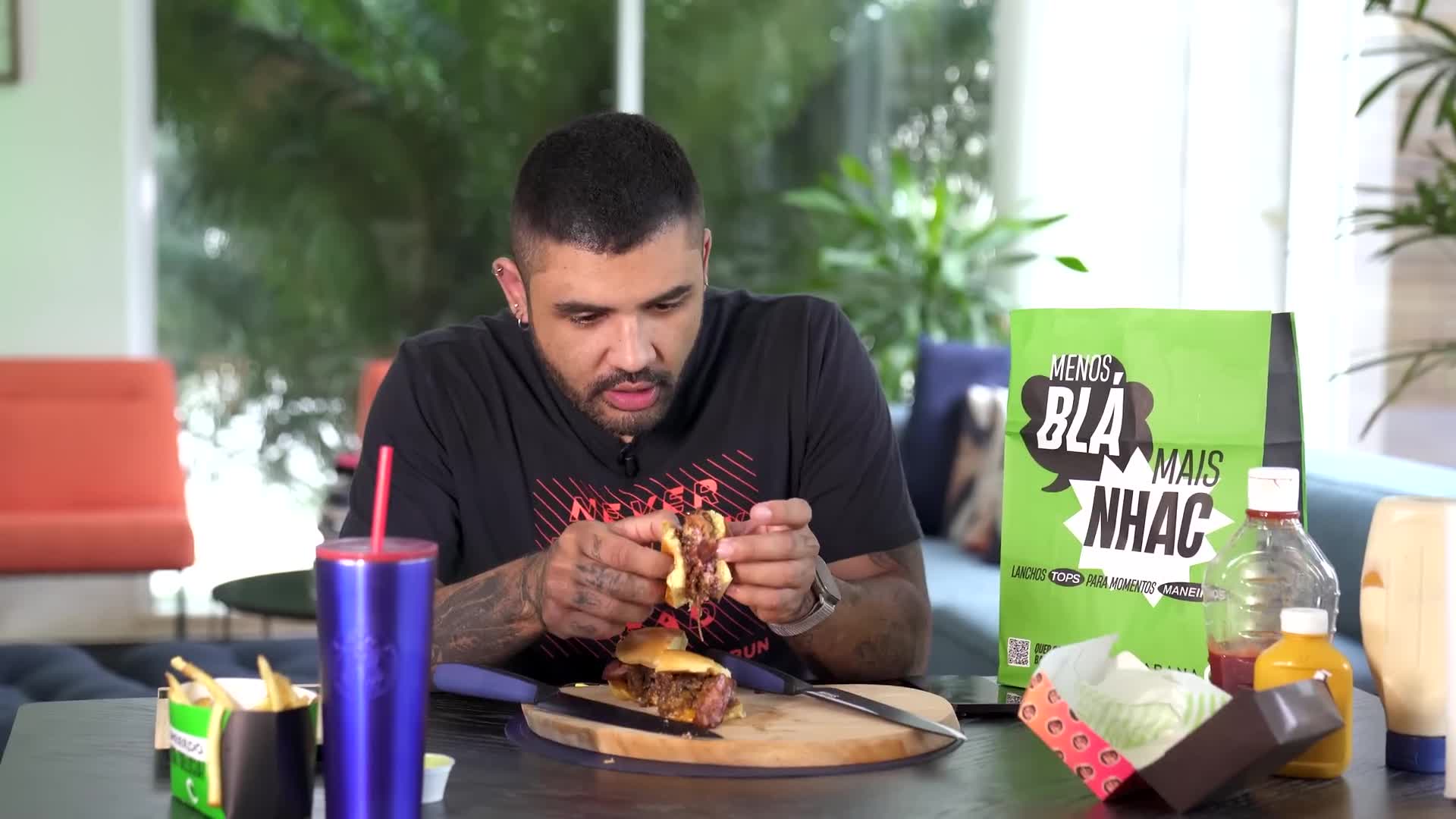 Provando o hambúrguer Rango Brabo do Diogo Defante e Lucas Inutilismo