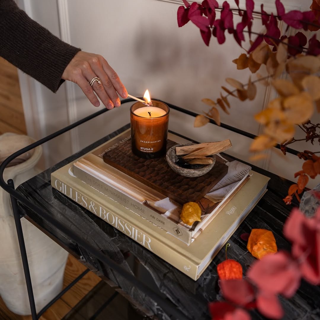 Το απλό hack που "ξεκολλάει" το κερί από τα ρούχα