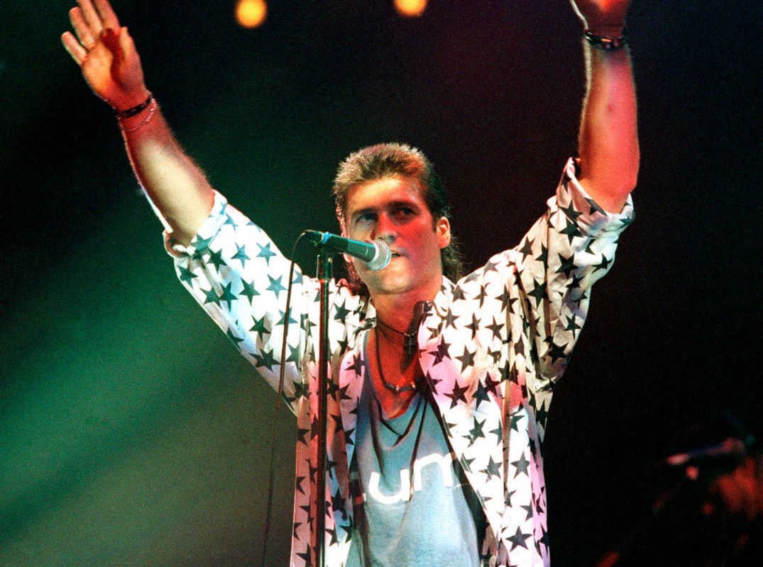 Country music icon gets mixed reactions after unexpected couples photo