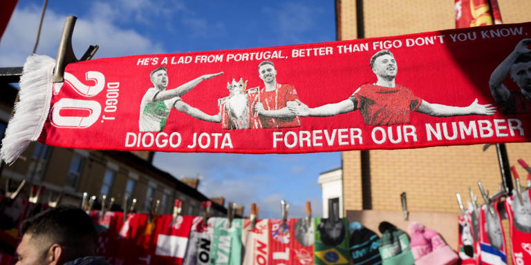 Emotie op Anfield: Van Dijk loopt met kinderen Jota het veld op