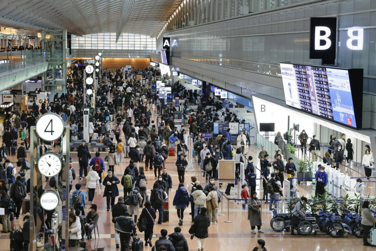 Japan's year-end homecoming rush peaks as long year-end holiday begins