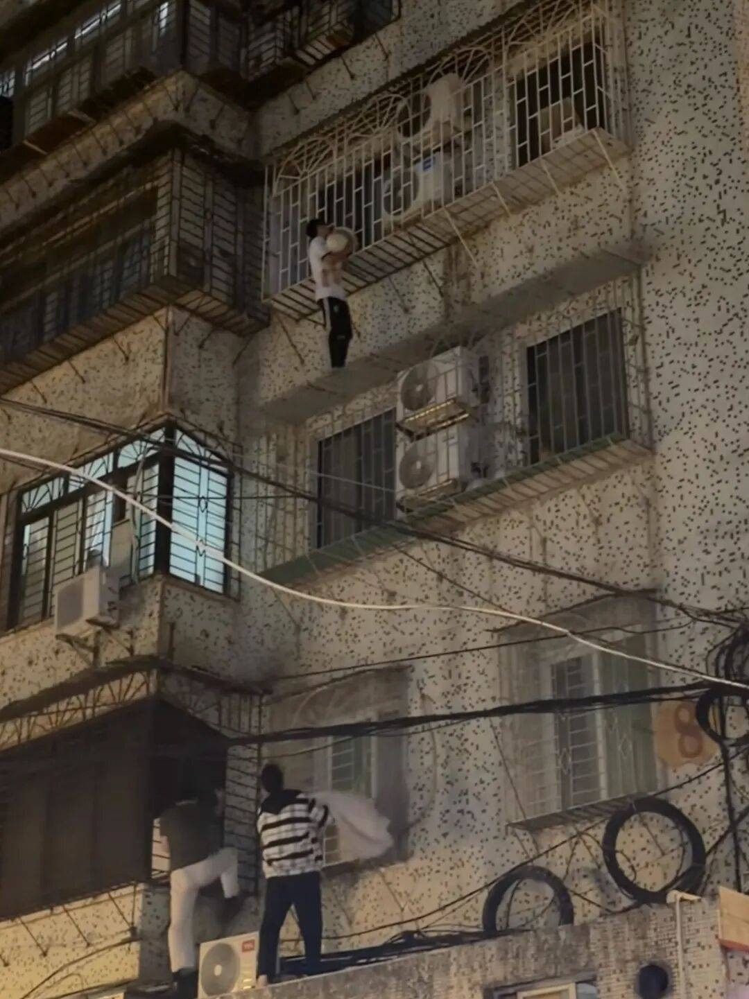 Người hùng cứu bé trai treo lơ lửng ở chuồng cọp tầng 4