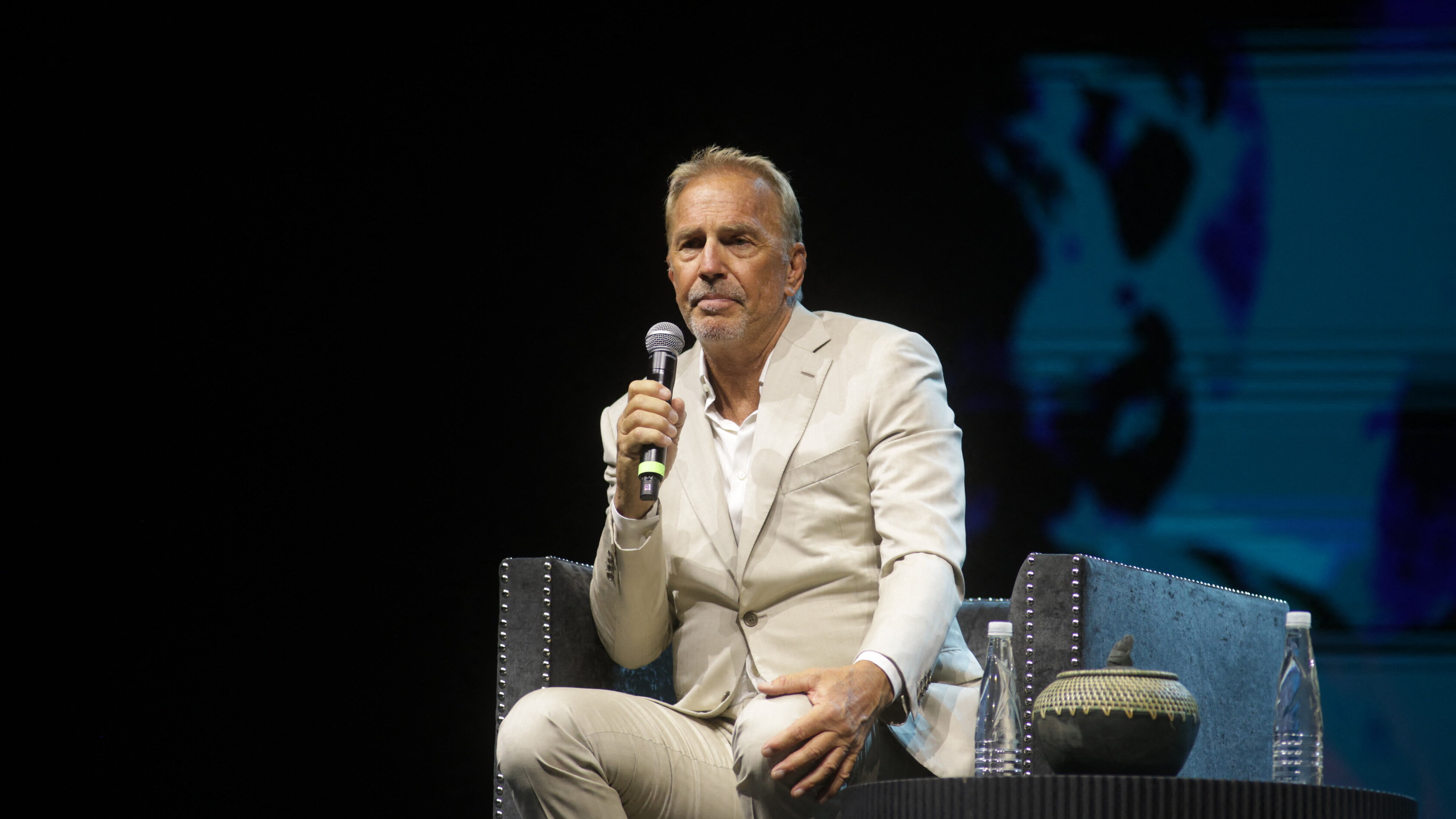 Guai per Kevin Costner: "Debito di 440mila dollari per i costumi della ...