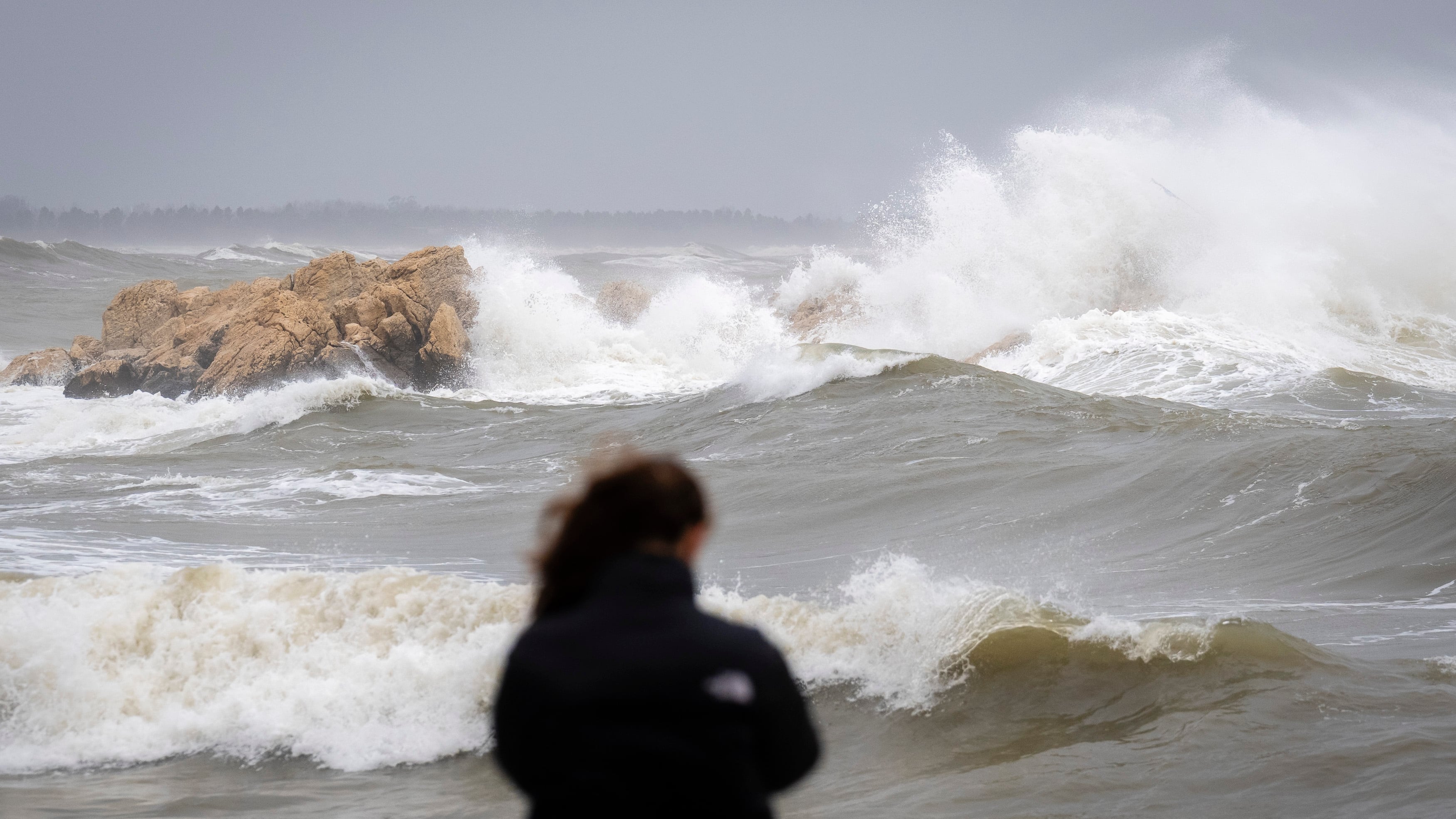 Una mujer en estado crítico al caerle una farola por el temporal en ...