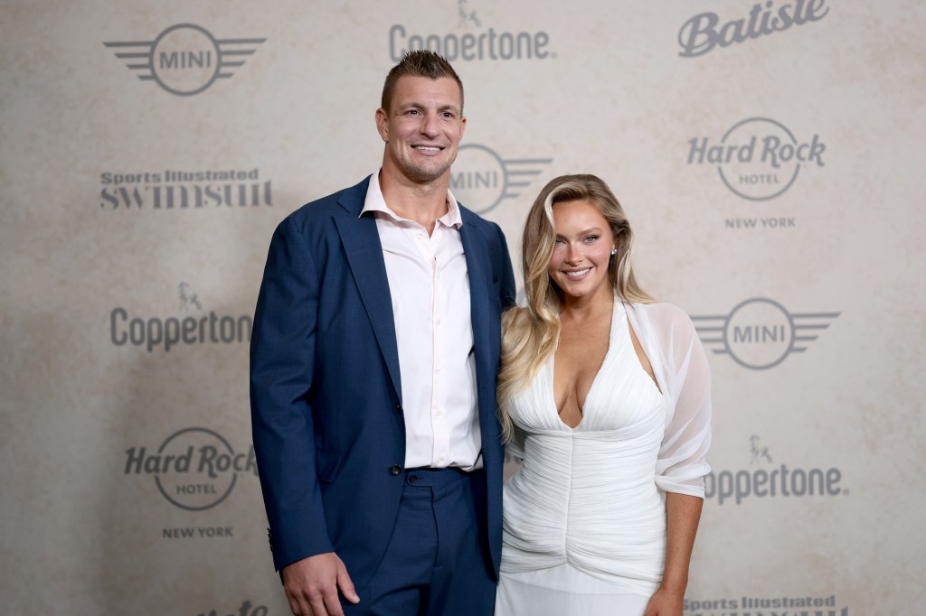 'Rockin' Eve' co-host Rob Gronkowski reveals who he'll kiss at midnight ...