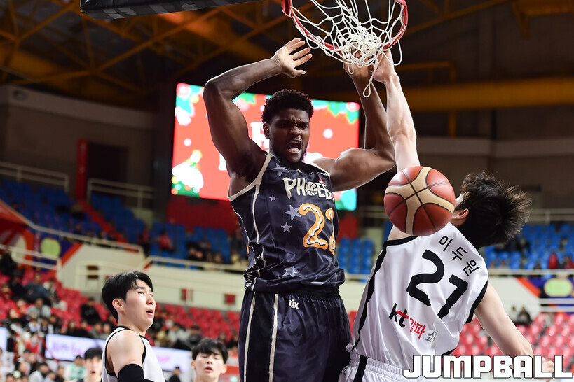 [화보] KT, 울산에서 현대모비스에 접전 끝에 78-75로 승리