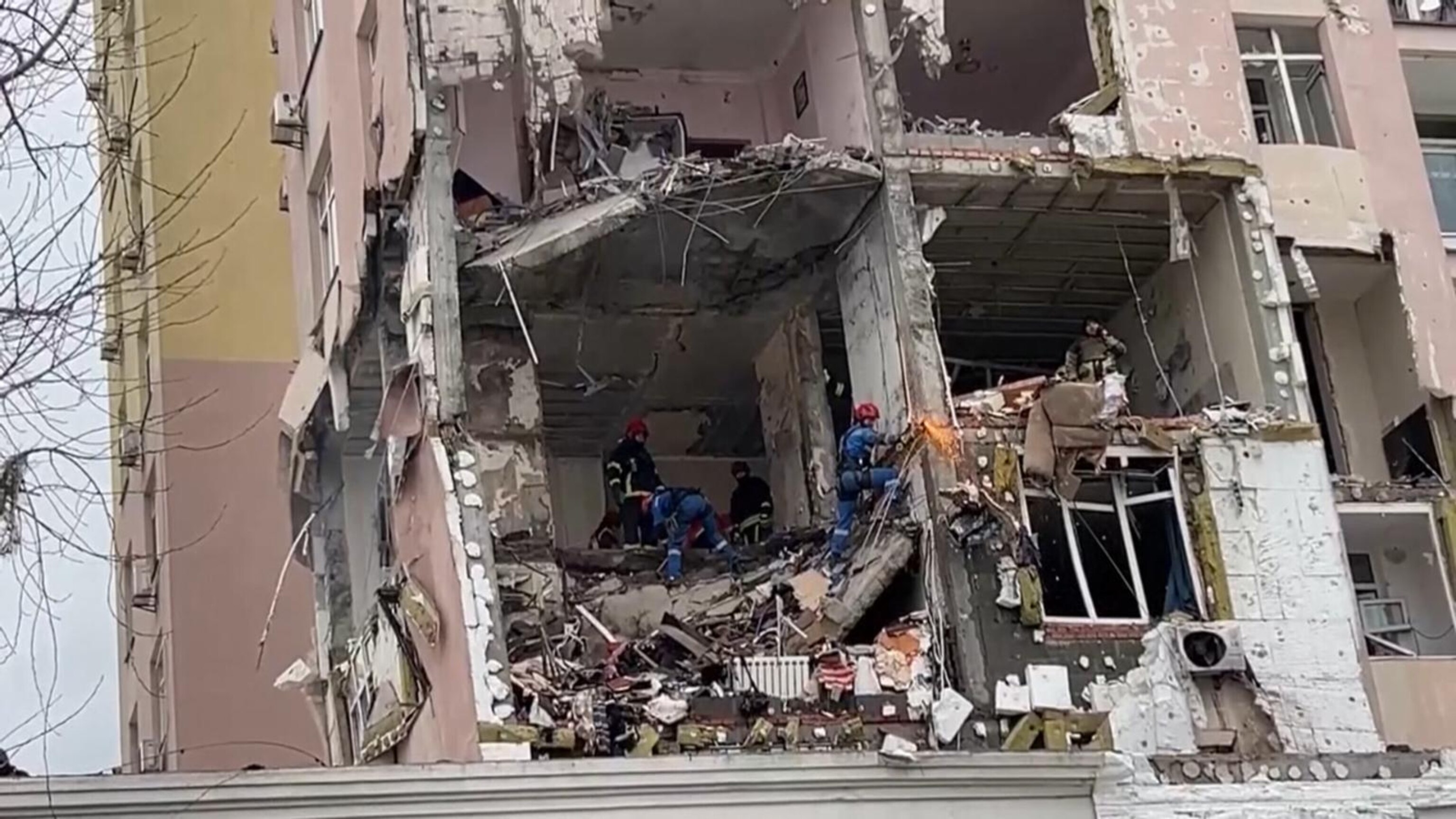 Russia launches attack on Kyiv ahead of Trump-Zelenskyy talks