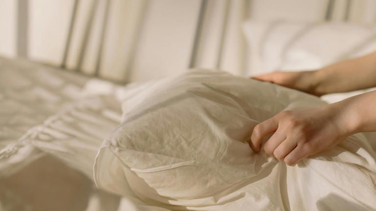 Bakterien, Schweiß, Hausstaubmilben... Wie oft sollte man seine ...