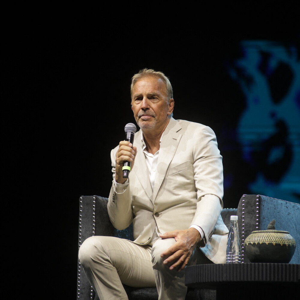 Guai per Kevin Costner: "Debito di 440mila dollari per i costumi della ...