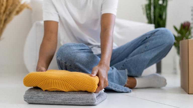 Chaos im Kleiderschrank? Dieser 3-Sekunden-Trick schafft Ordnung