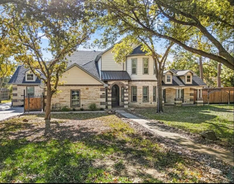 Before-and-after photos of baffling home remodel spark outrage: 'This ...