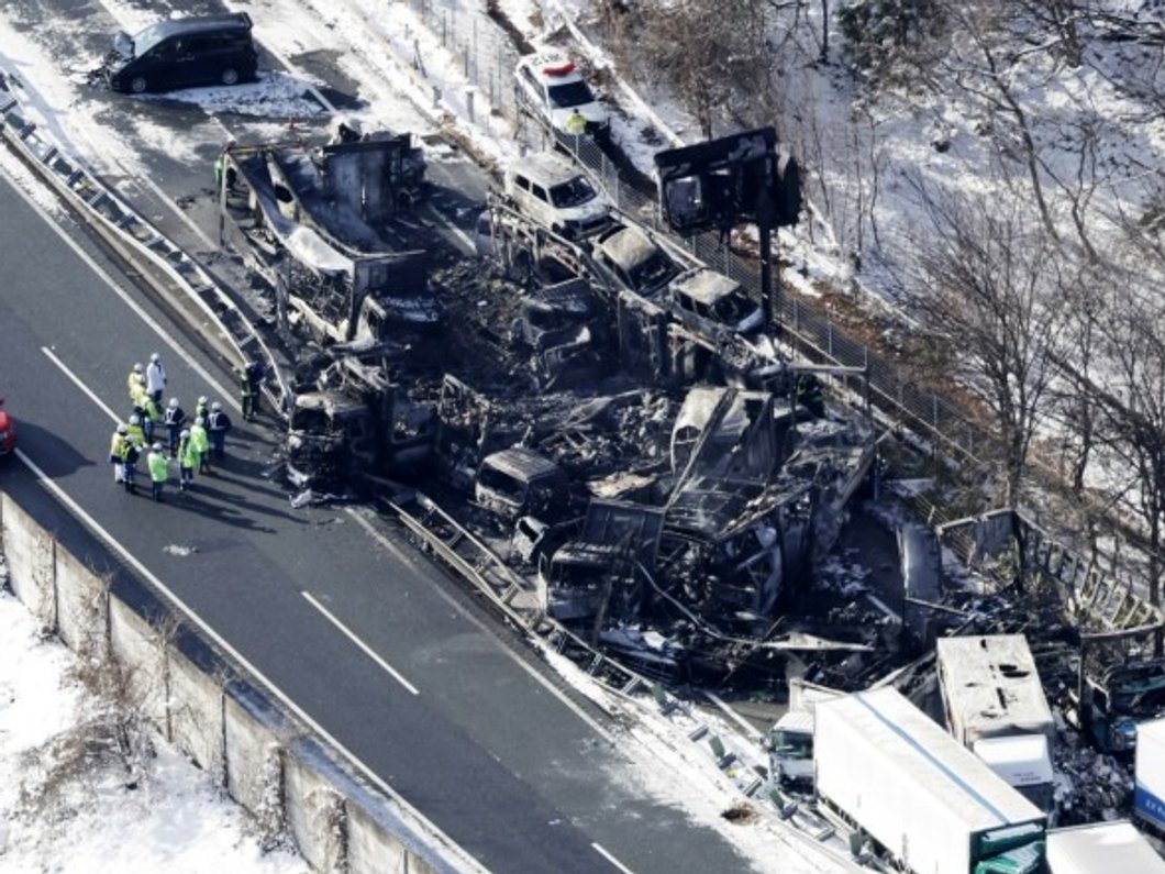 More than 50 vehicles: Mass pile-up on slippery highway