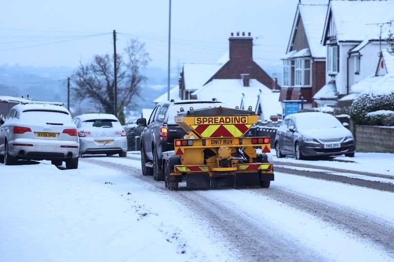 UK weather maps show snow bomb to hit 713-mile strip 'one inch per hour'