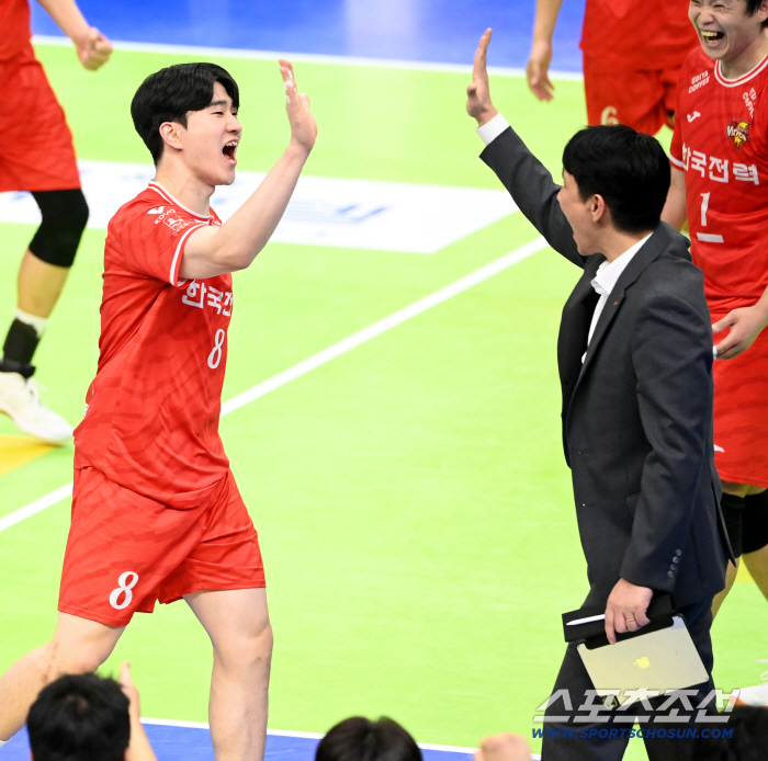 Leo is weak during the day. He knows his weak points well. He's full of ...