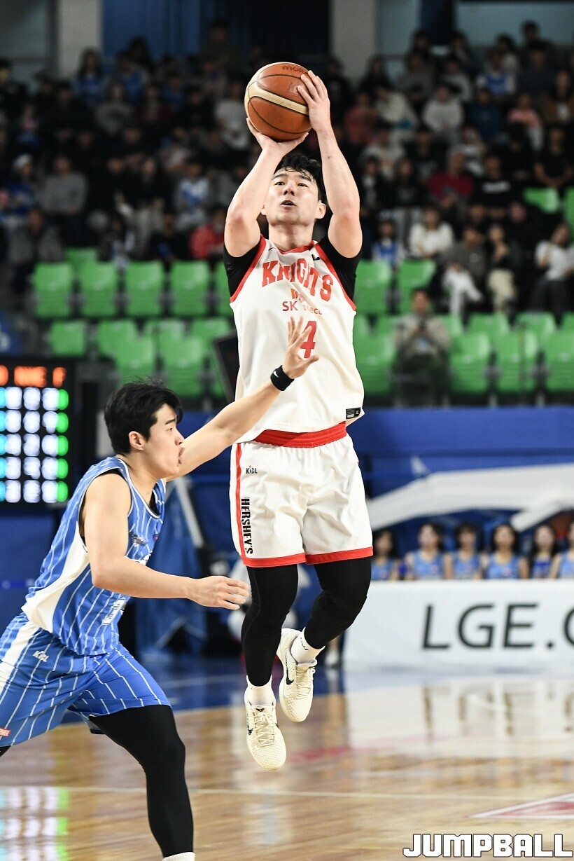 [화보] 안영준 결승 버저비터 SK, 66-65로 가스공사에 역전승
