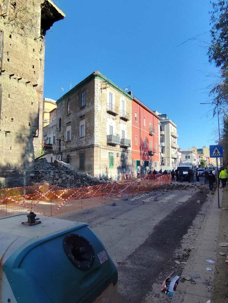 Bagnoli, crolla un palazzo abbandonato: le immagini