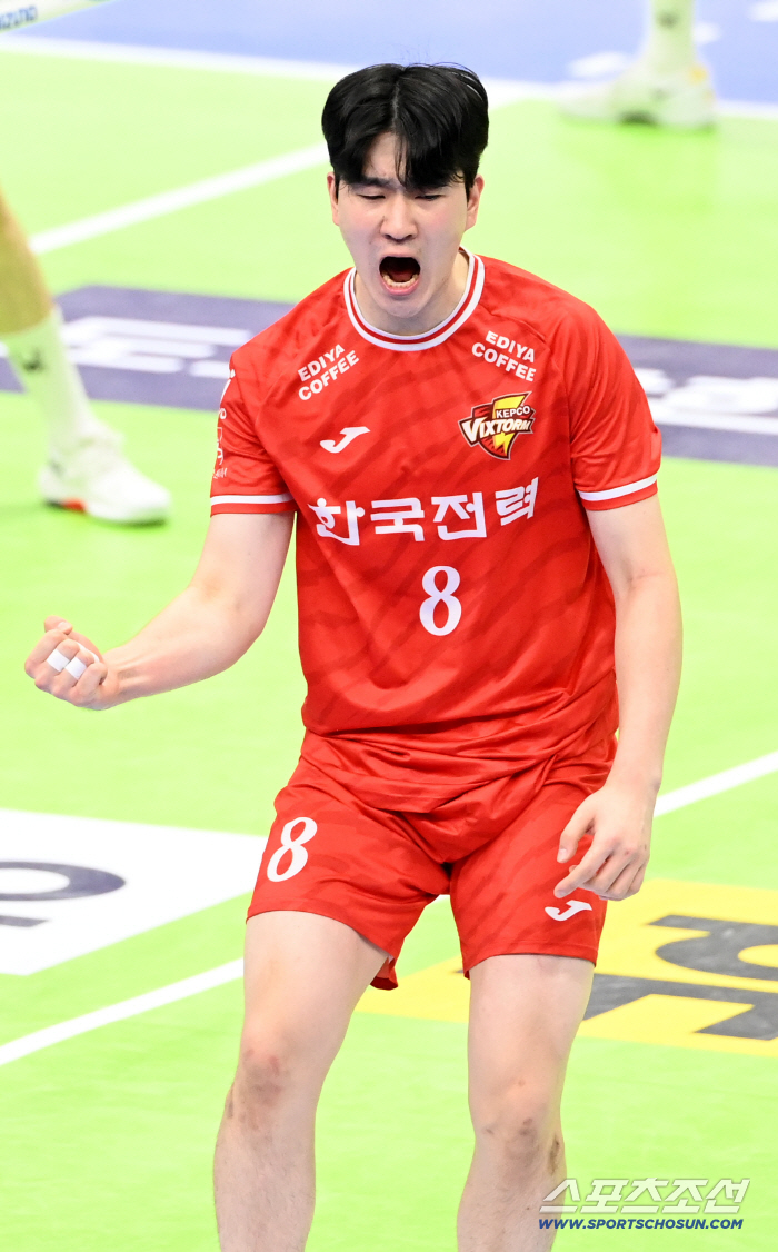 Leo is weak during the day. He knows his weak points well. He's full of ...