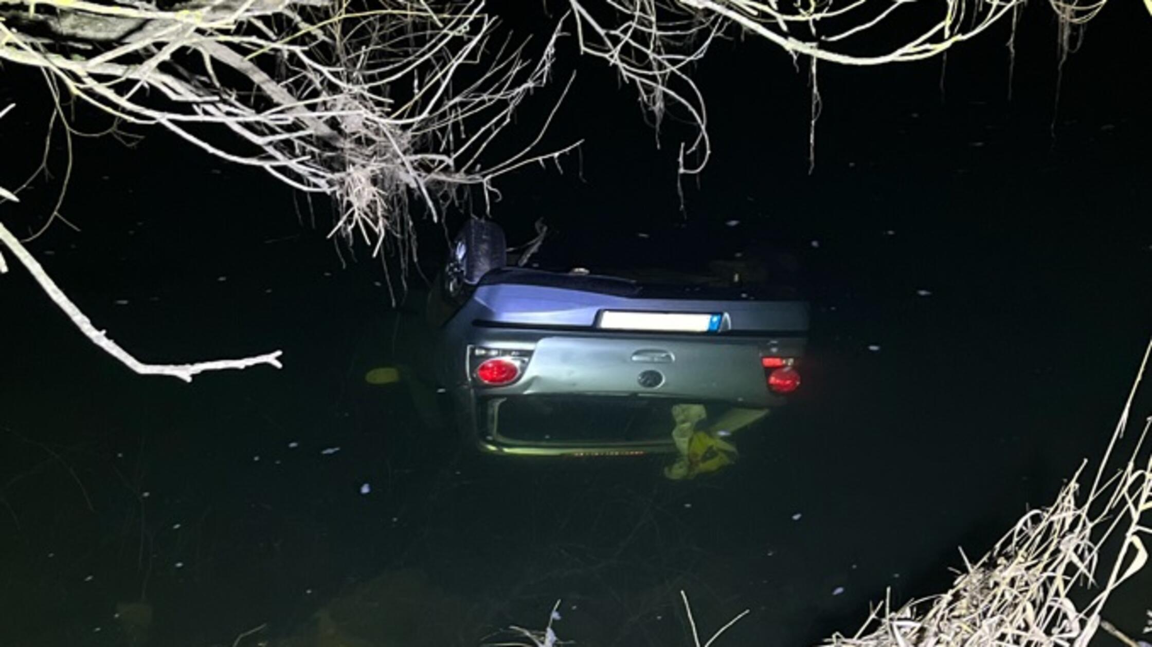 Junger Fahrer kommt in Franken von Fahrbahn ab und landet mit Wagen im Main