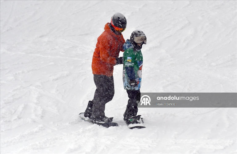 Sarıkamış Kayak Merkezi'nde kar yağışı altında kayak keyfi