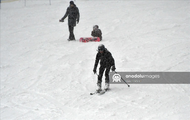 Sarıkamış Kayak Merkezi'nde kar yağışı altında kayak keyfi