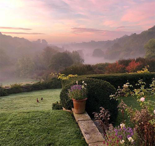 Eski karısından kurtardığı muhteşem evinde yeni karısıyla mutlu, mesut ...