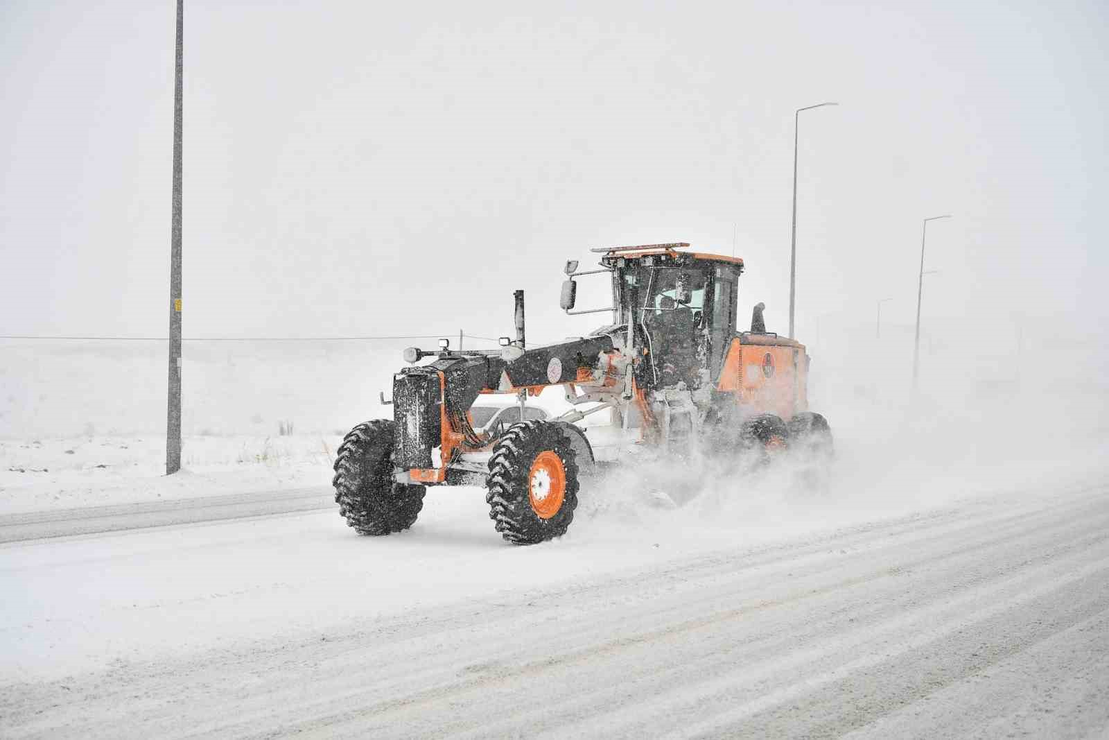 Büyükşehirin karla mücadele ekipleri tam kadro sahada