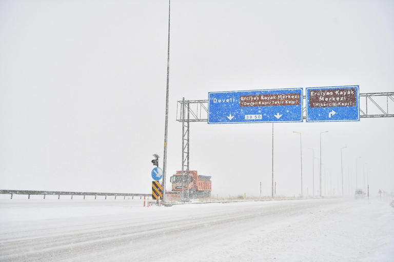 Büyükşehirin karla mücadele ekipleri tam kadro sahada