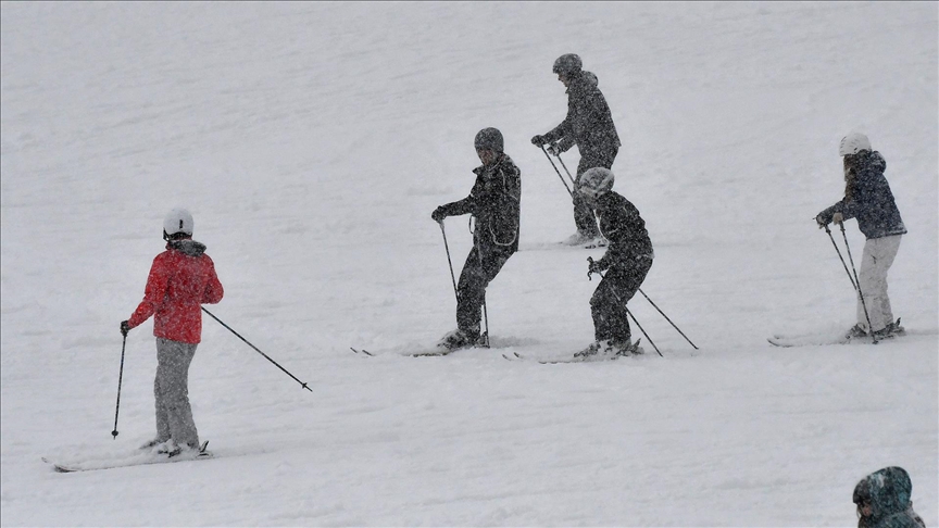 Sarıkamış Kayak Merkezi'nde kar yağışı altında kayak keyfi
