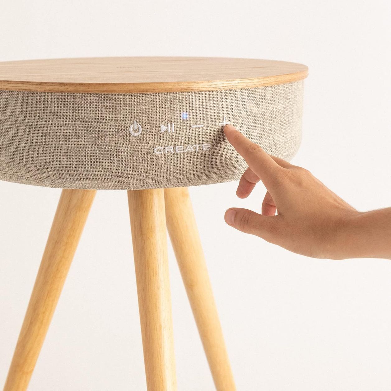 Idéale pour faire la fête, cette petite table pour servir l’apéritif ...