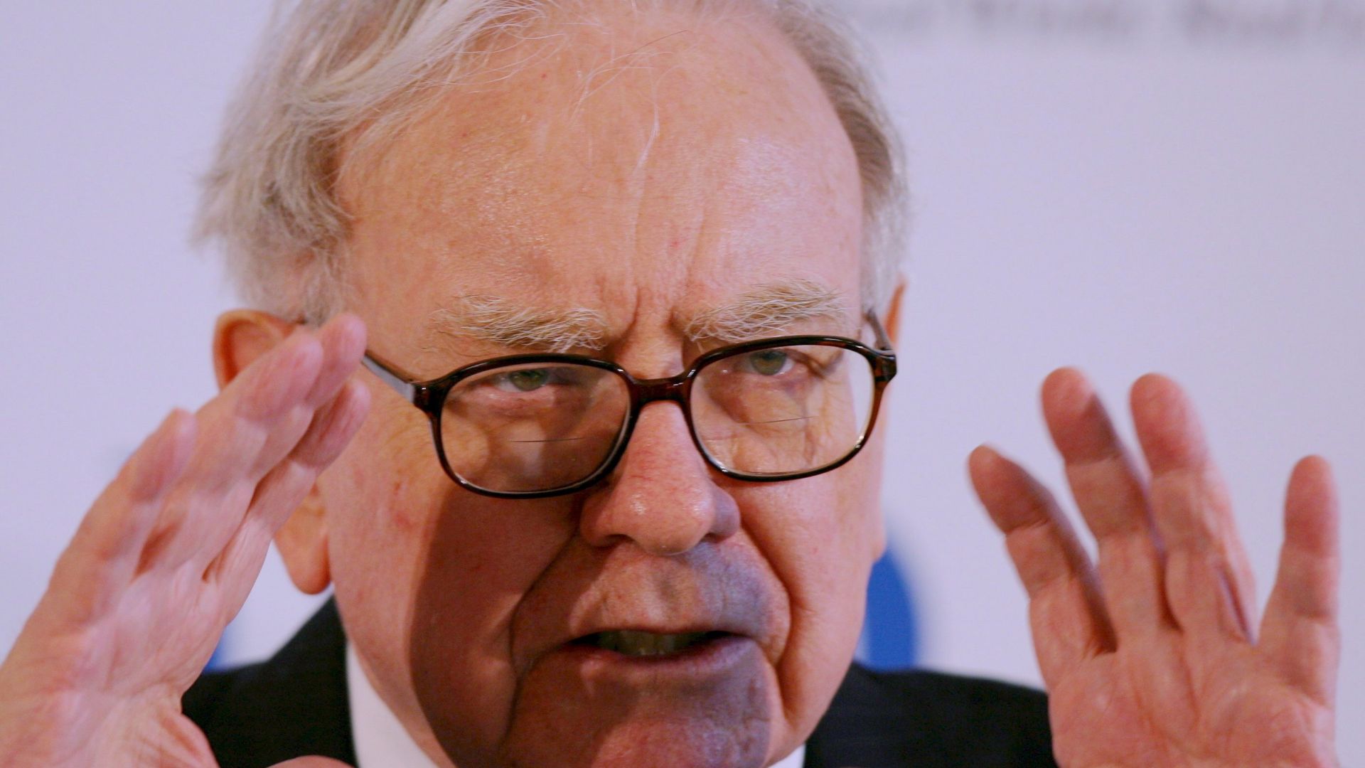 Warren Buffett: 10 things poor people waste money on