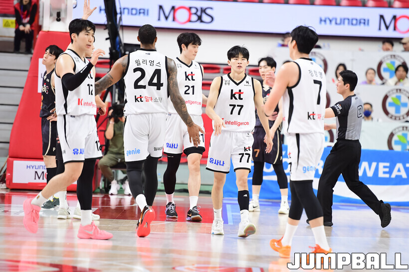[화보] KT, 울산에서 현대모비스에 접전 끝에 78-75로 승리