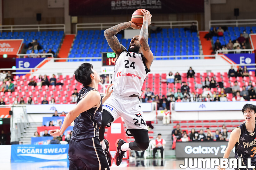[화보] KT, 울산에서 현대모비스와 접전 끝에 78-75로 승리