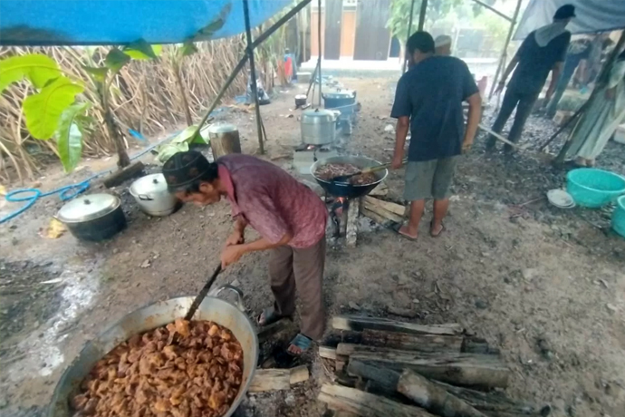 Dapur umum Abu Yazid Al Busthami: Masak 4 ekor sapi, layani jemaah Sekumpul