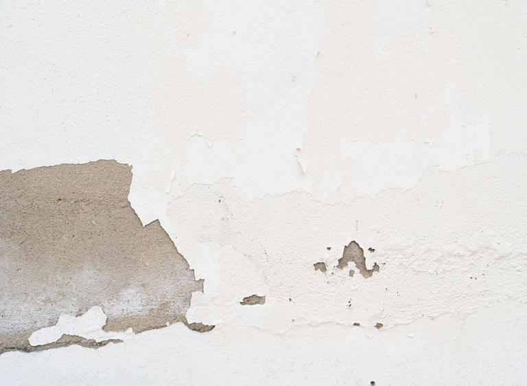 12 home repairs contractors say people put off too long