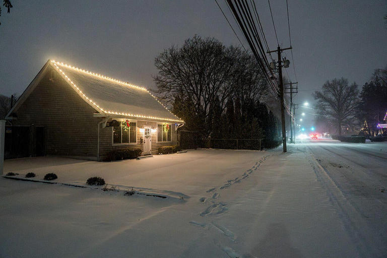 Tracking winter bomb cyclone snarling flights. Maps show the latest ...