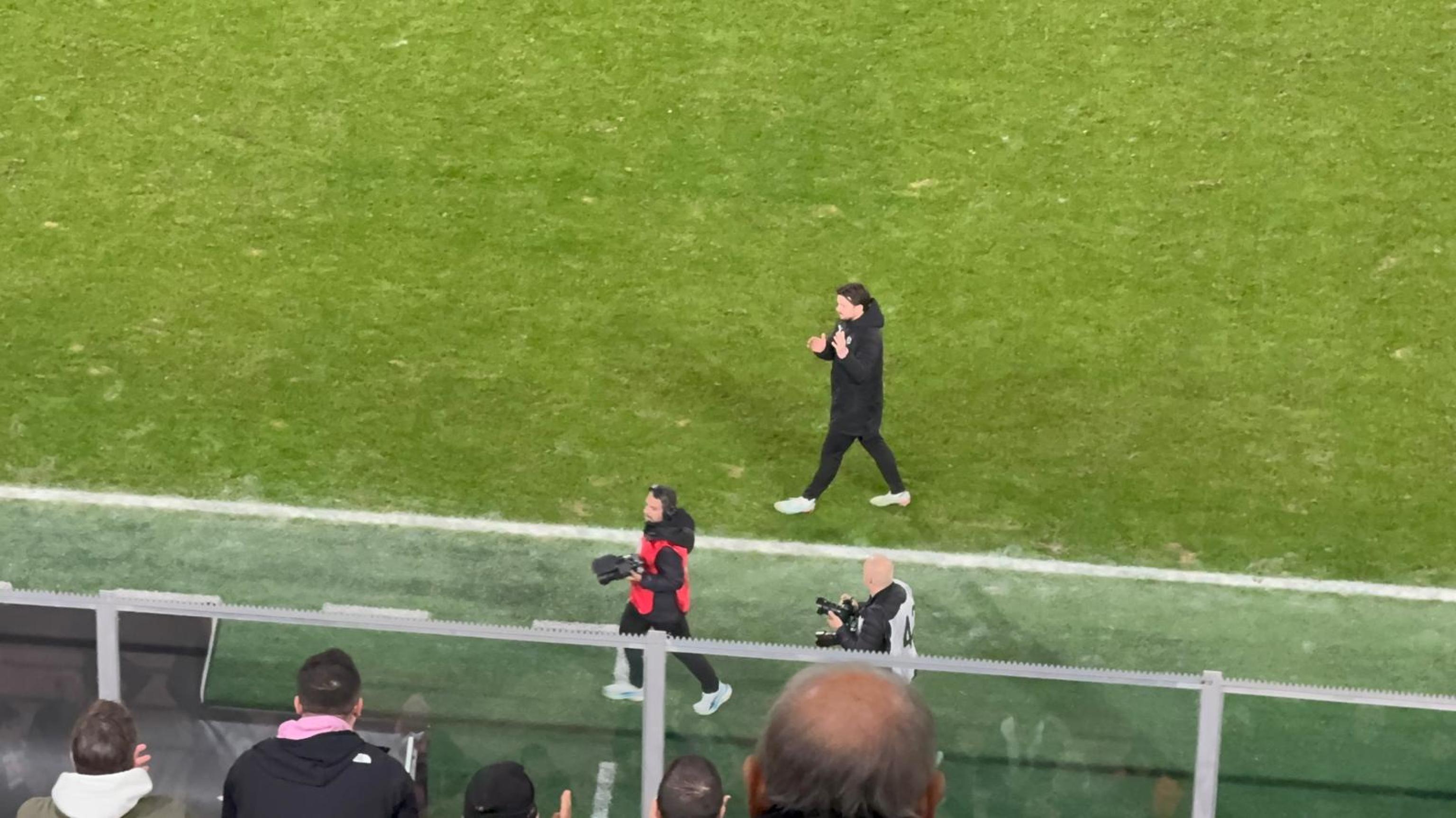 Calcio: giro di campo al Barbera per Brunori, l'attaccante saluta Palermo