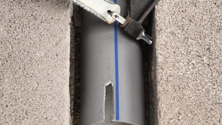 Schritte zum Schneiden eines PVC-Rohrs