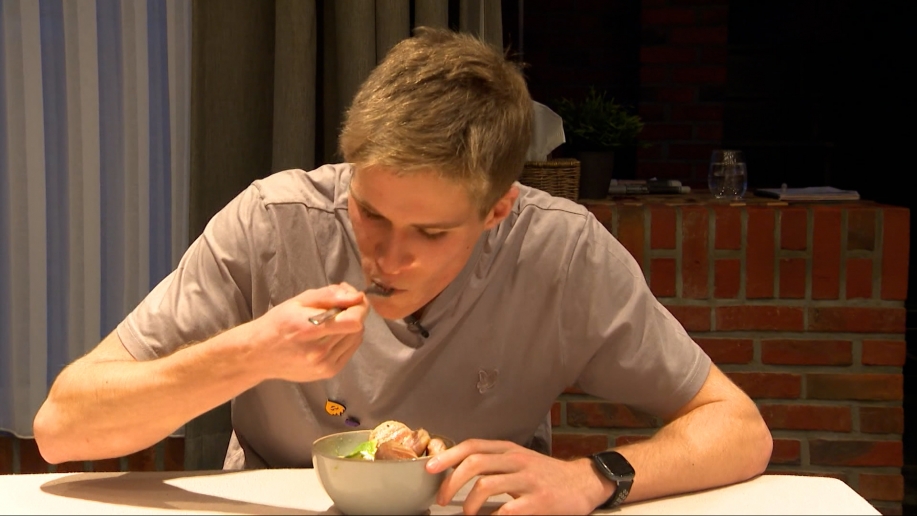 Jebbe souffre d’une maladie rare qui l’oblige à manger 8 repas complets ...