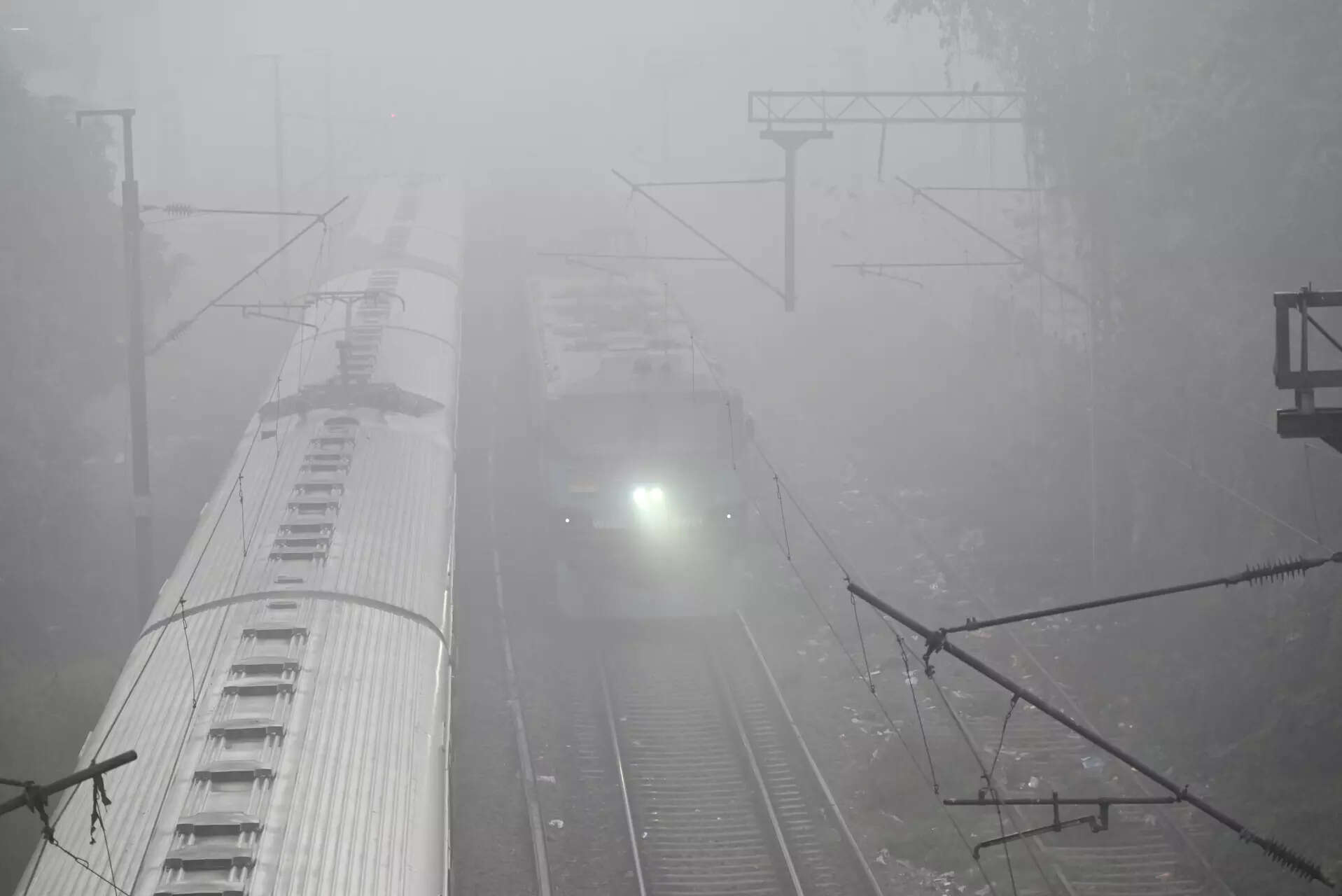 Fog delays trains, but passenger occupancy remains strong