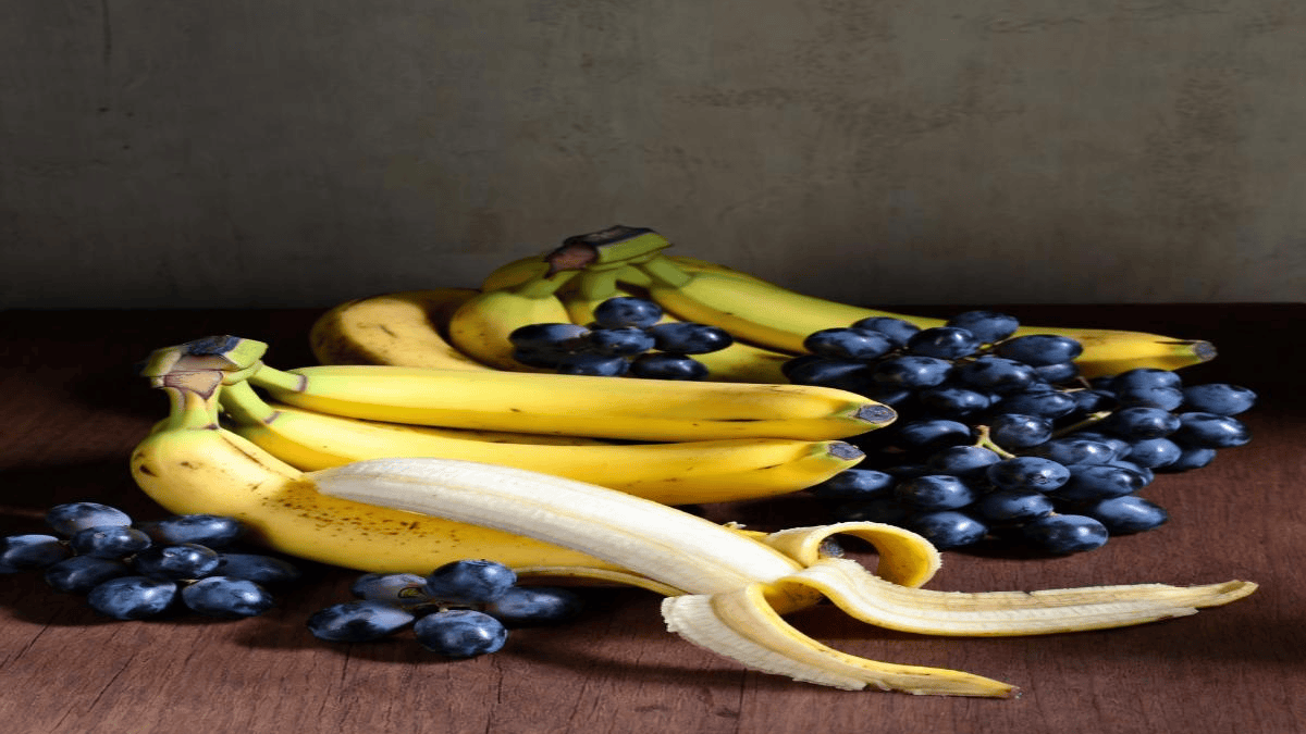 Bananas vs. grapes: Which fruit packs the bigger antioxidant and ...