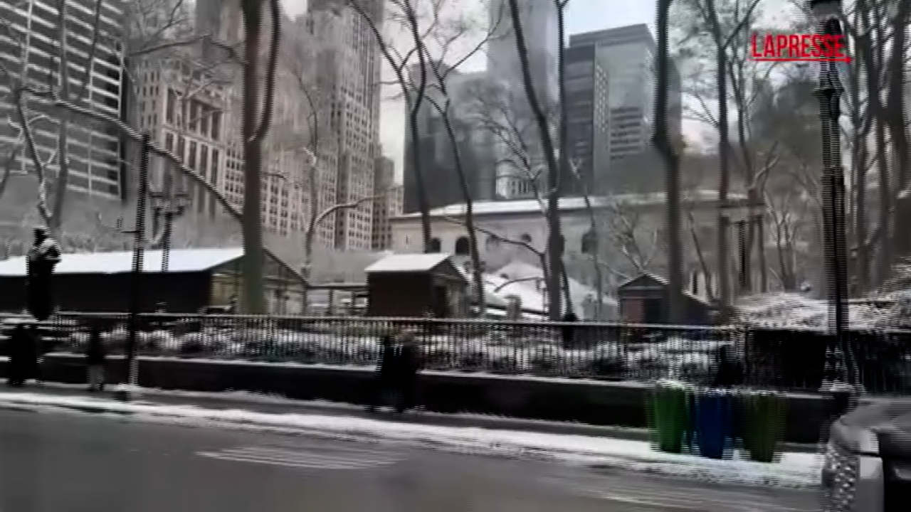 Tempesta di neve a New York, città paralizzata sotto le feste