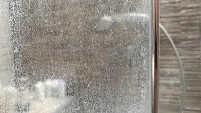 This cheap kitchen ingredient removes soap scum & water stains from ...