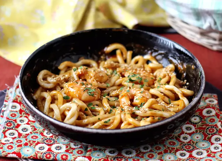 Fideos udon con gambas y salsa de cacahuete picante