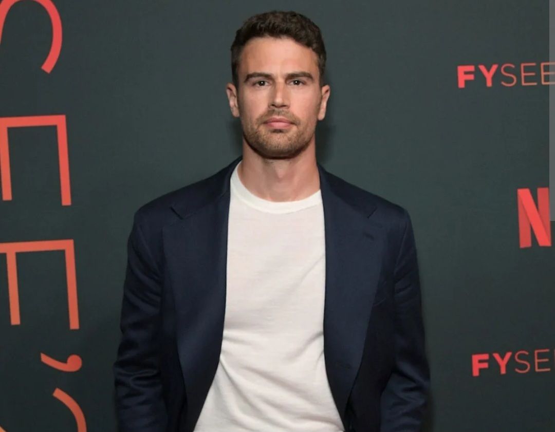 Profil Theo James, aktor asal Inggris yang berperan sebagai Four dalam ...