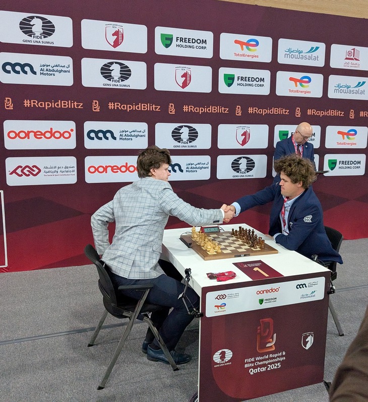 Carlsen nổi nóng, hất camera của phóng viên sau khi thua trận