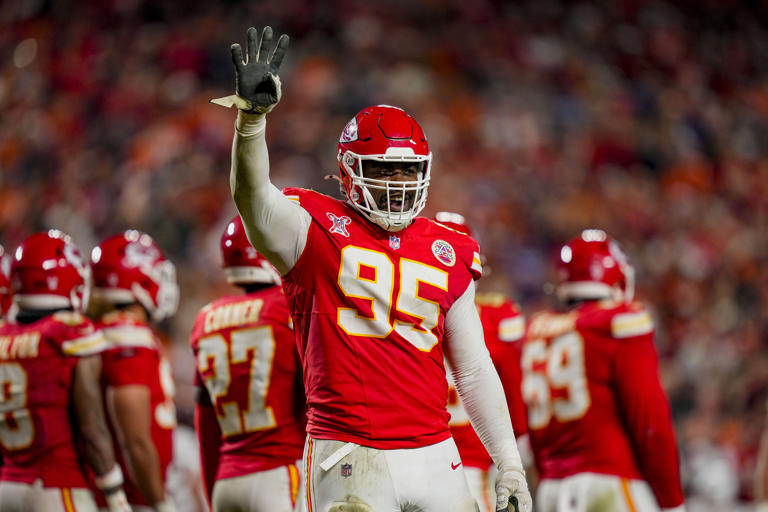 Chiefs' Chris Jones makes emotional plea to Travis Kelce