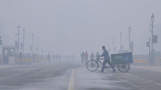 Dense fog, low winds bring Delhi AQI on brink of 'severe' level; no ...