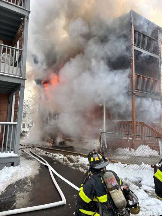 1 dog dead, 6 families displaced after apartment fire in Hartford